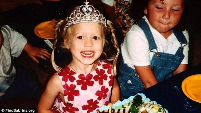 Ex-esposa sequestra filha — 12 anos depois o pai recebe uma ligação