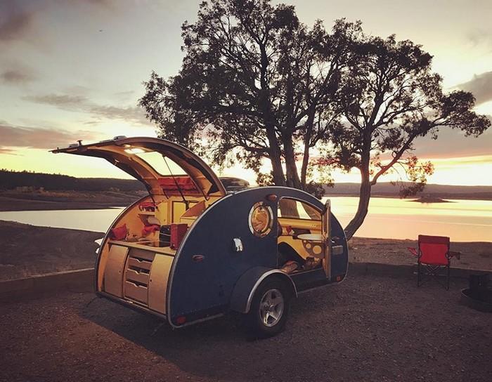 Mini trailer de 1930 oferece tudo o que é preciso para viagens perfeitas