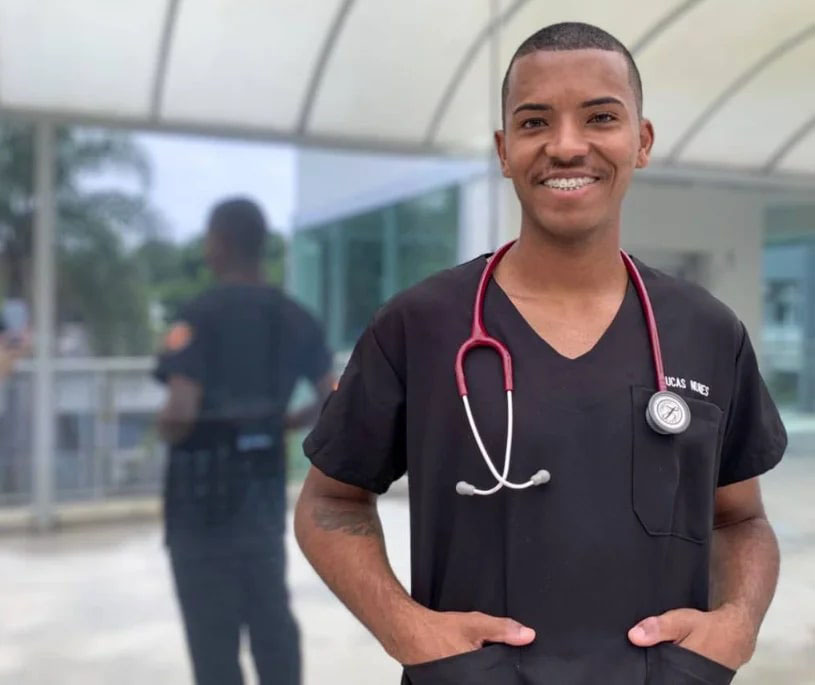 Catador brasileiro que estudou com livros doados, passa em duas ...