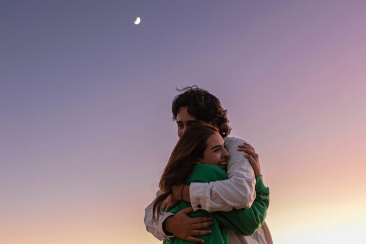 5 razões científicas para abraçar seus amigos: Dia do Braço 2025 ...