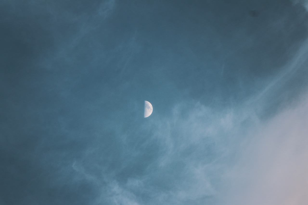 Fase da Lua de hoje, 17/06/2025: como o Quarto Minguante ilumina o céu